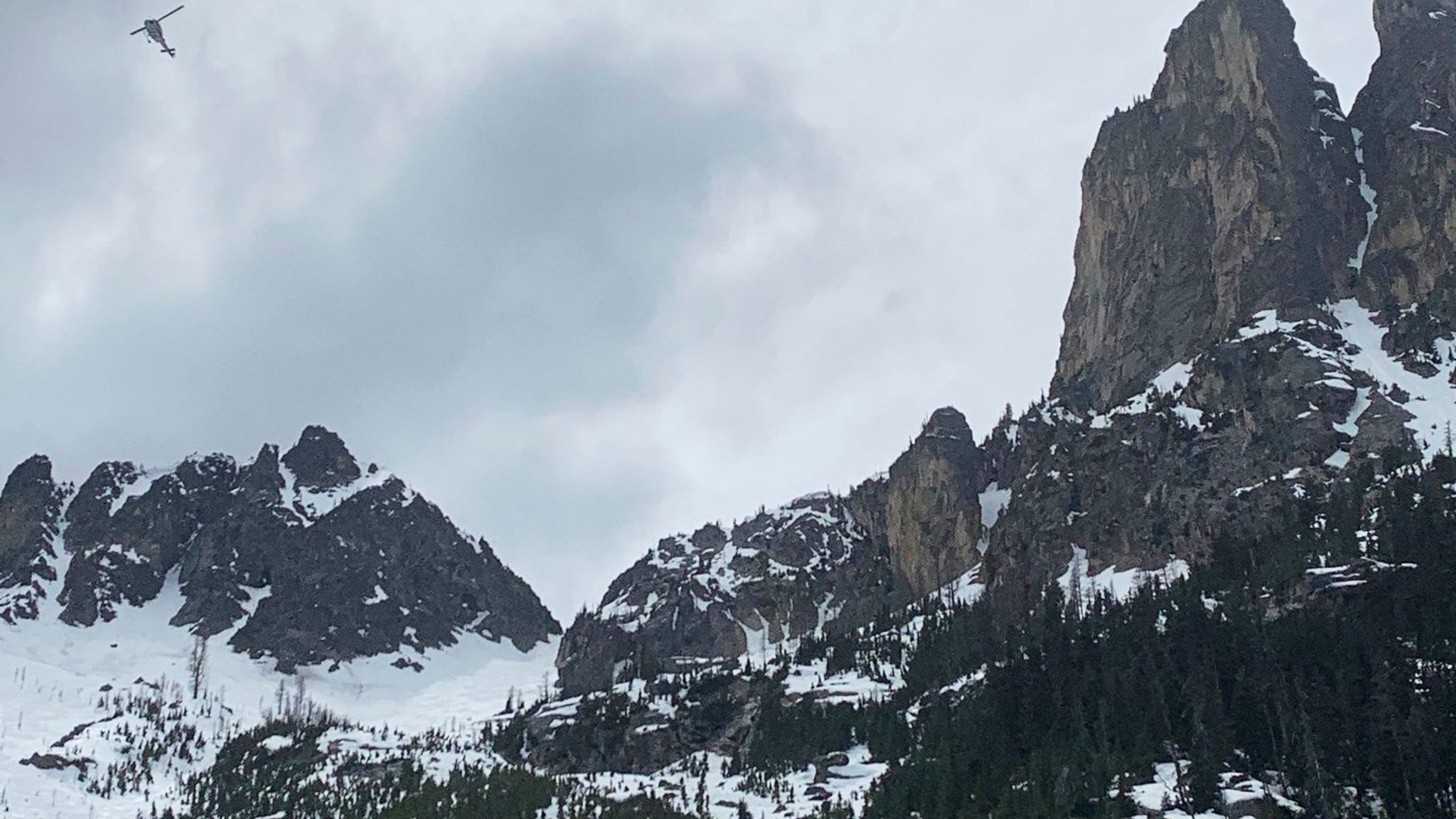 Three climbers dead after 200ft fall - while one 'miraculously ...