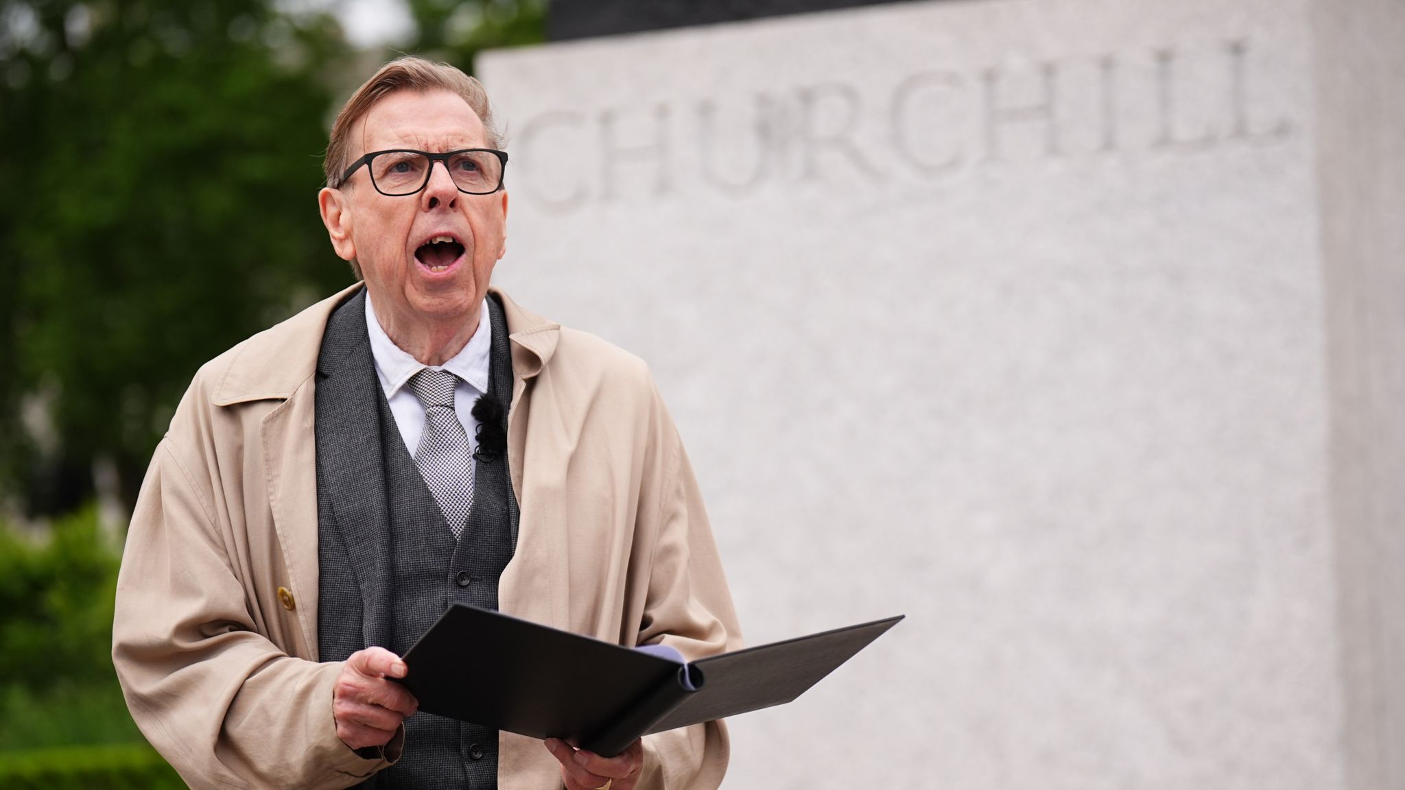 VE Day in pictures: The Royal Family, huge crowds, a military parade ...