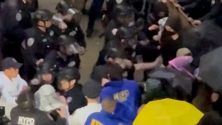 Police and anti-ICE protesters clash outside immigration court in New ... Police and anti-ICE protesters clash outside immigration court in New ...