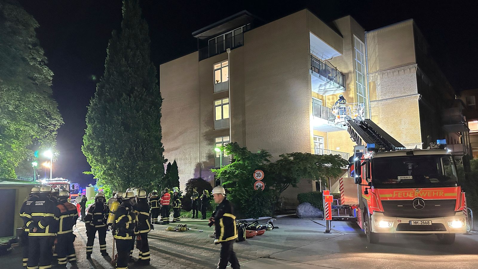 Hamburg hospital fire kills three as people call for help from windows ...
