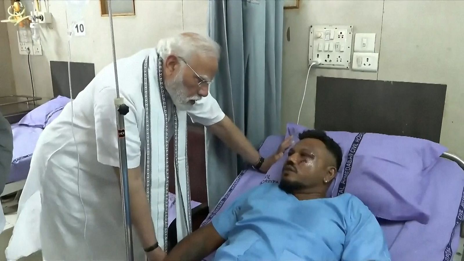 Indian Prime Minister Narendra modi met the lone survivor of the Air ...