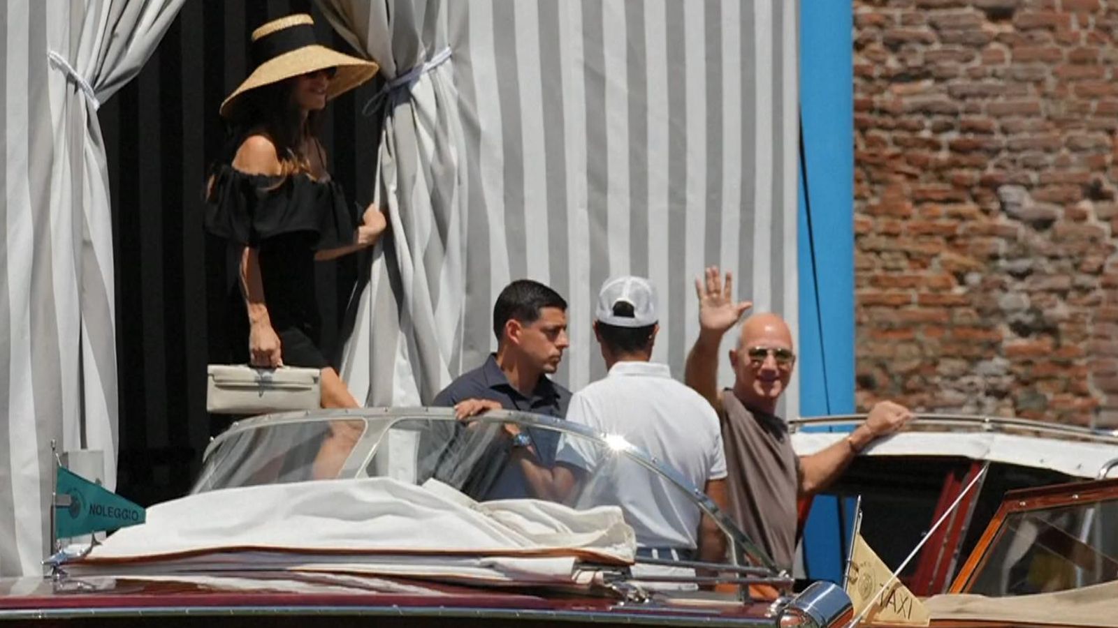 Jeff Bezos and Lauren Sanchez step onto a boat in Venice hours after ...