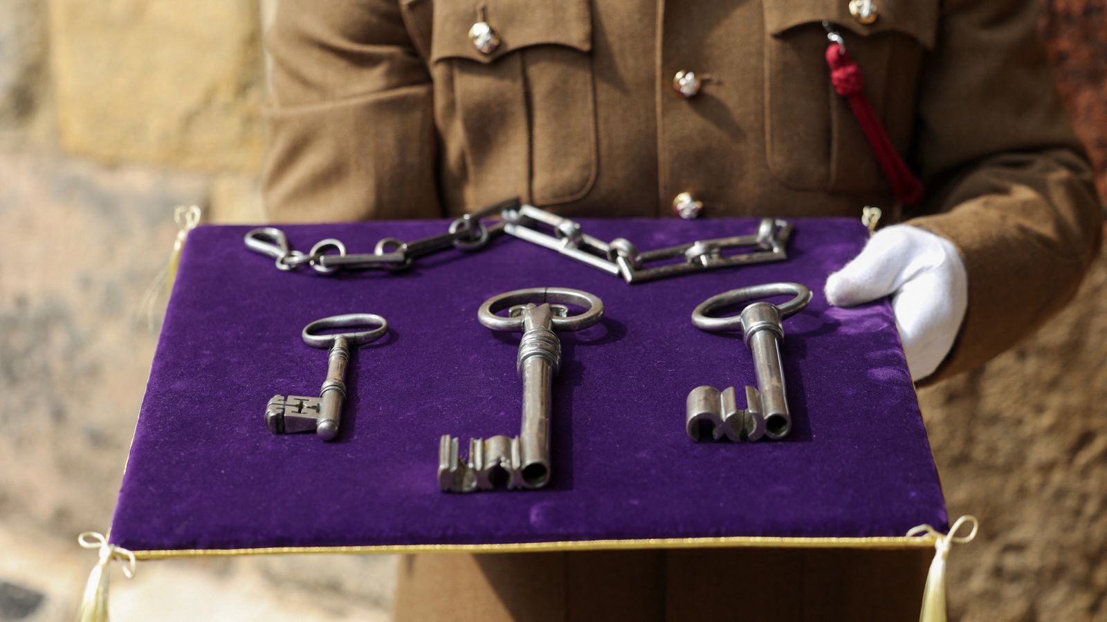 King greets 'amazing' D-Day veteran - and tells him 'keep drinking the ...
