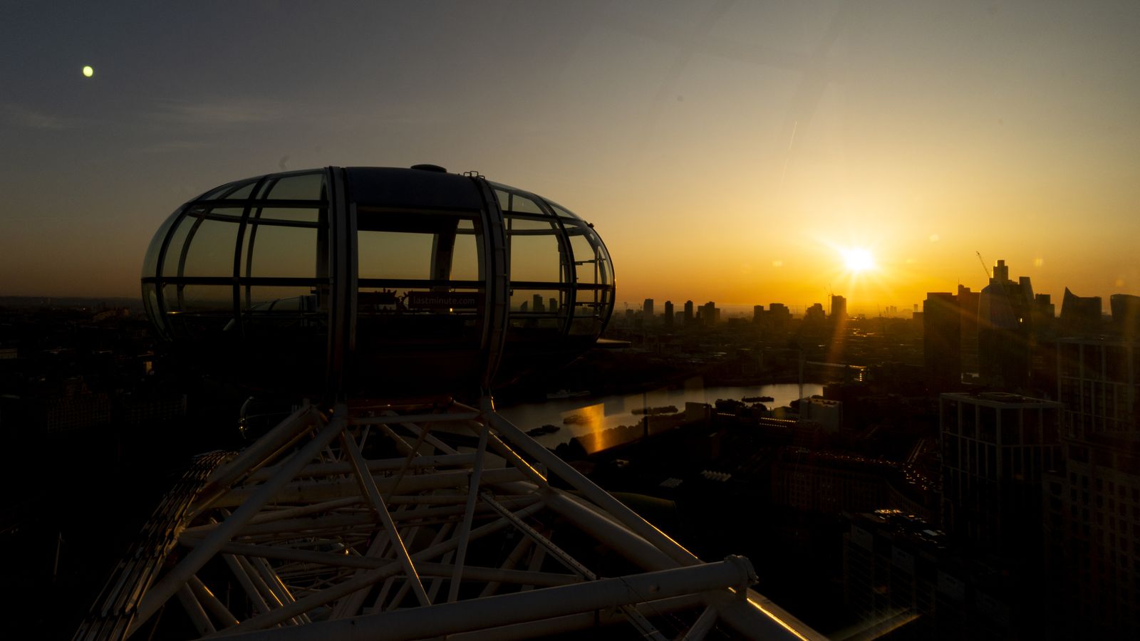 Thousands watch summer solstice sunrise at Stonehenge - on the hottest ...