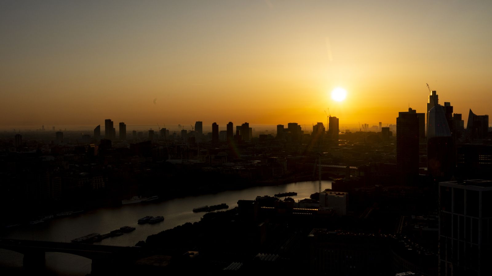 Thousands watch summer solstice sunrise at Stonehenge - on the hottest ...