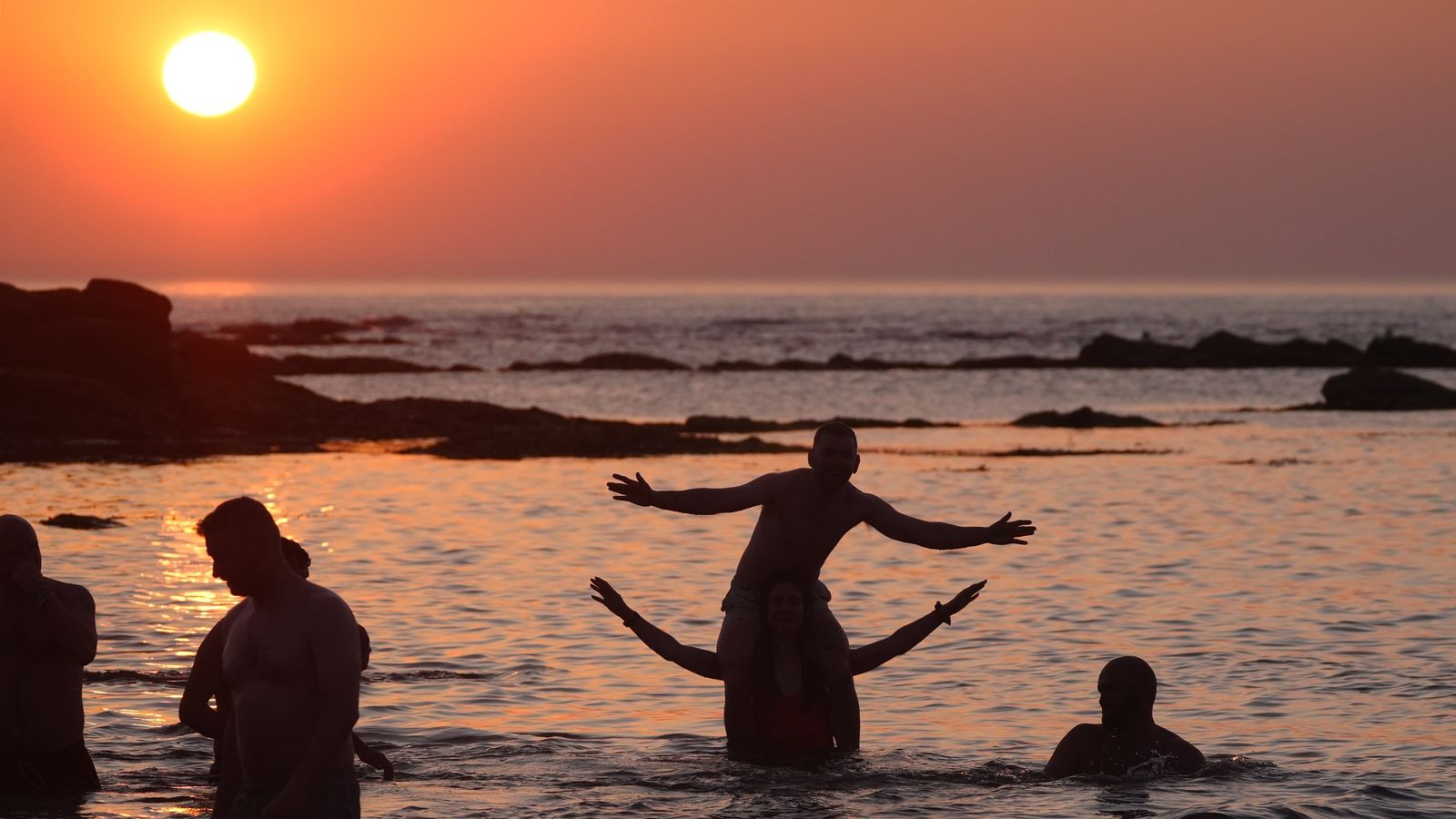 Thousands watch summer solstice sunrise at Stonehenge - on the hottest ...
