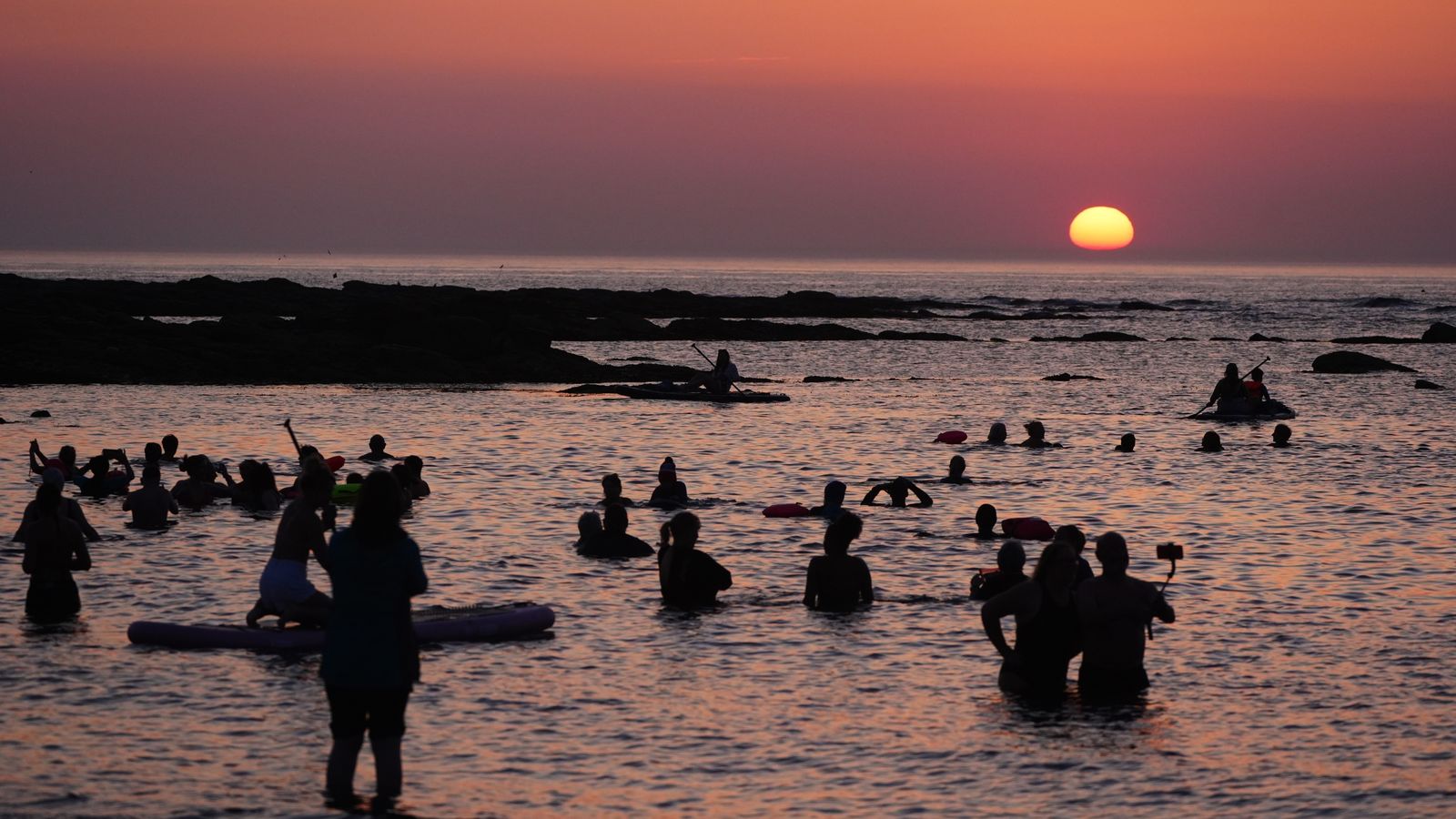 Thousands watch summer solstice sunrise at Stonehenge - on the hottest ...