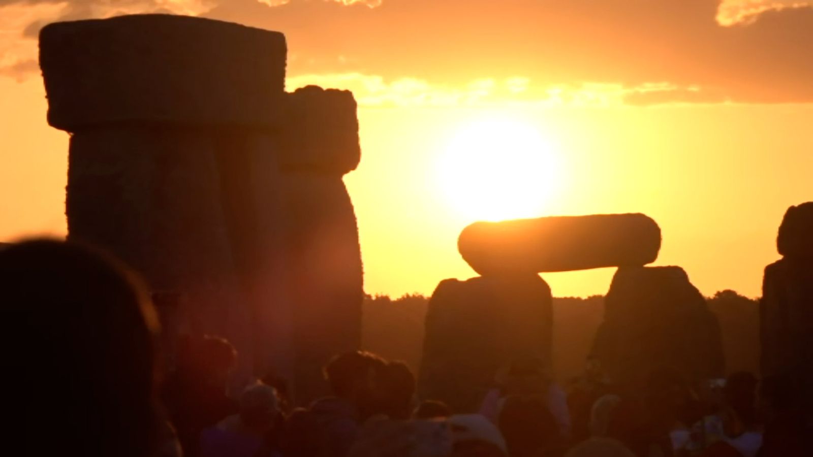 Thousands watch summer solstice sunrise at Stonehenge | UK News | Sky News