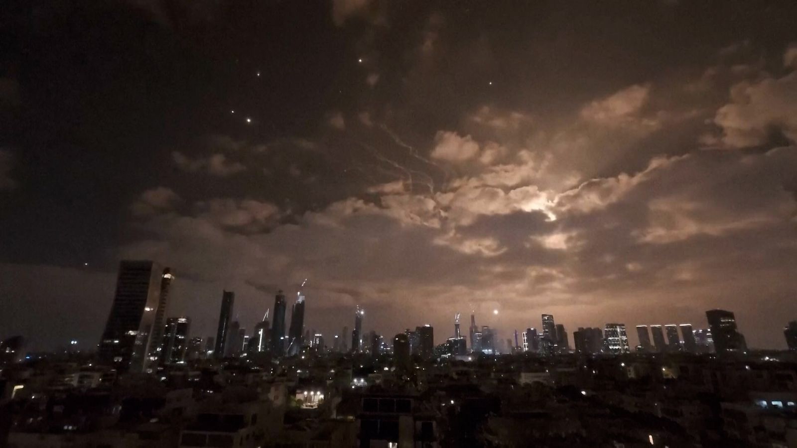 Explosions and interceptions over Tel Aviv in latest Iranian missile ...