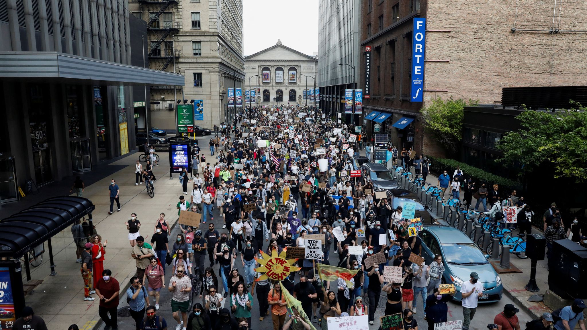 Los Angeles protests: Riot police enforce curfew as demonstrations ...