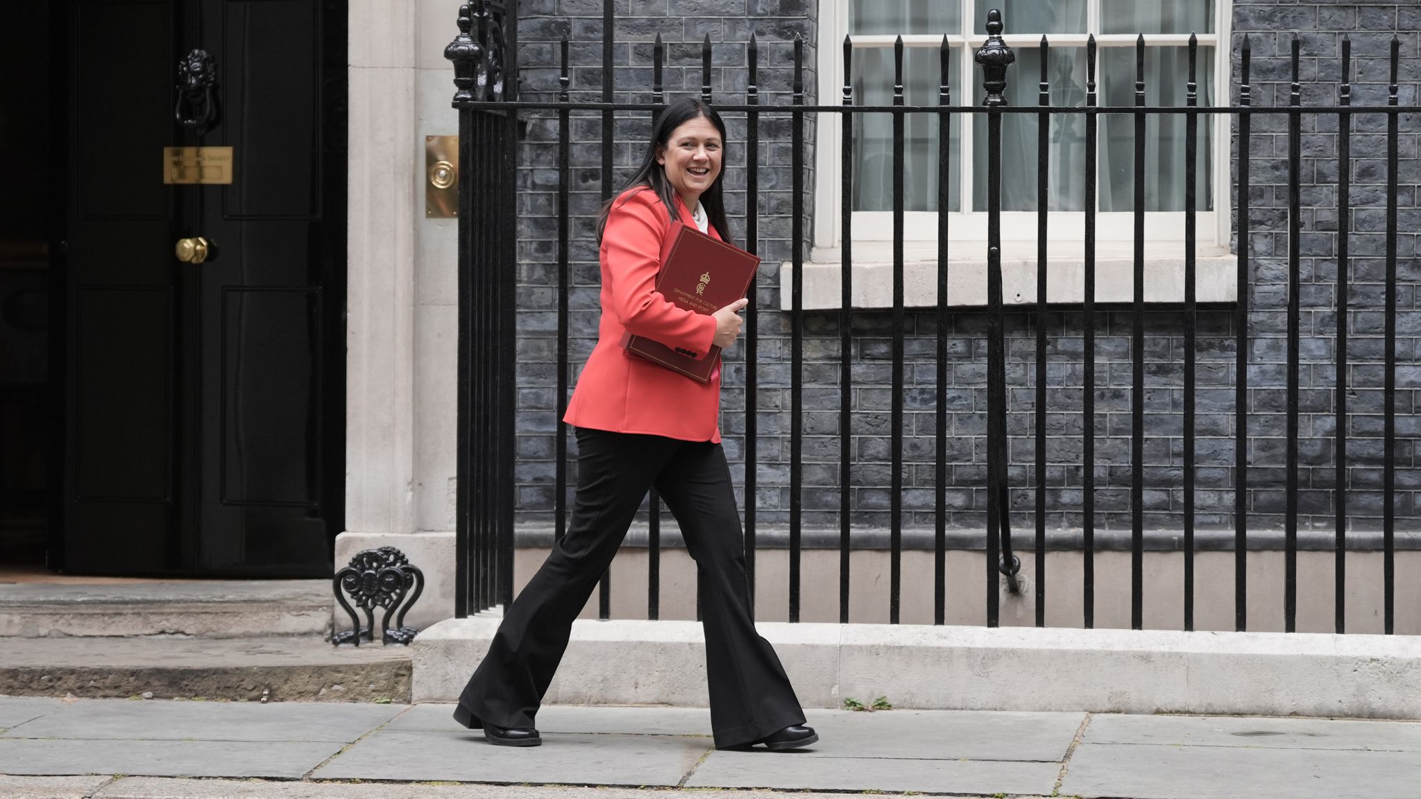Culture secretary Lisa Nandy hits out at BBC over Glastonbury ...