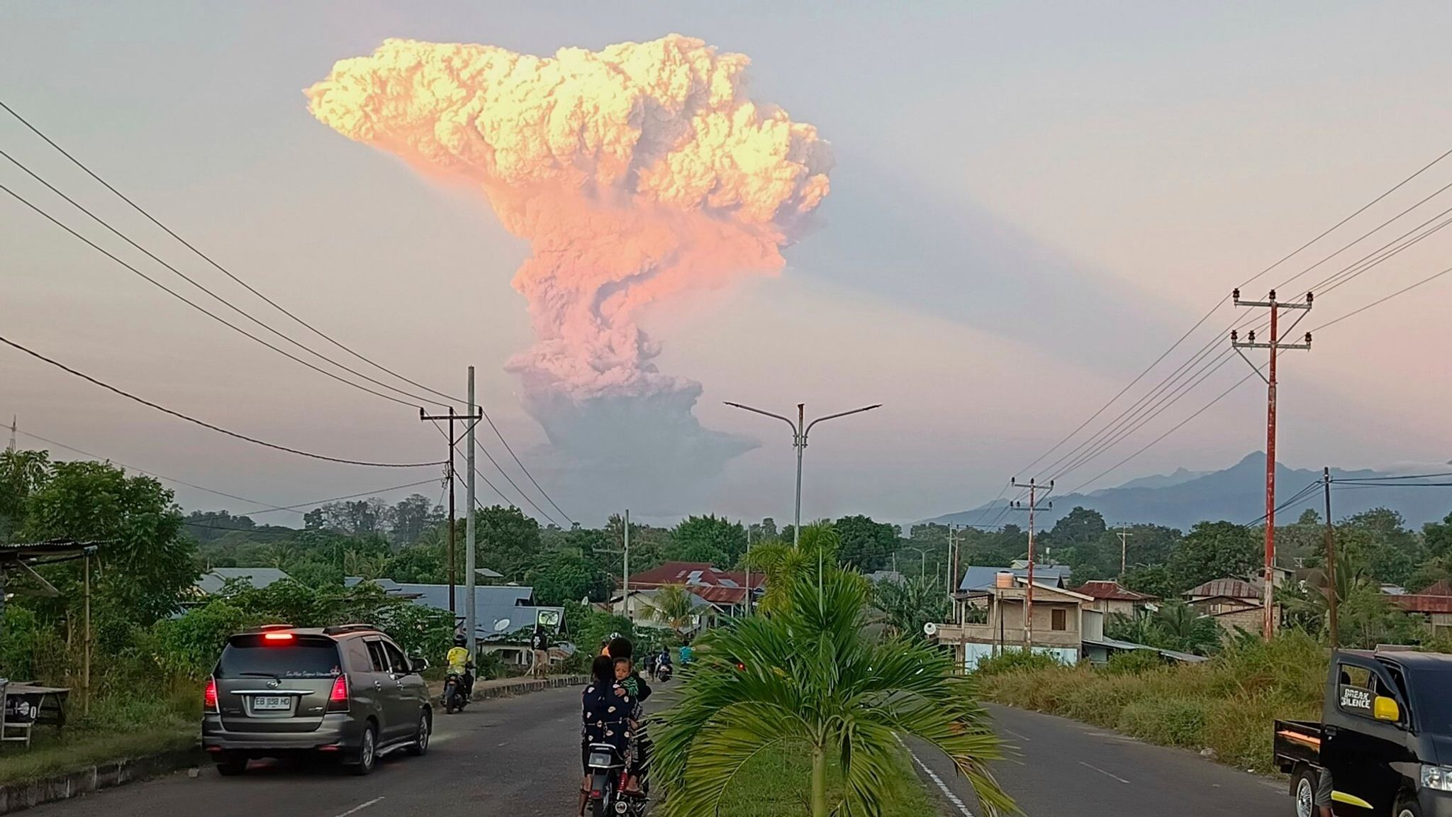Flights cancelled in Indonesia after volcano eruption unleashes massive ...