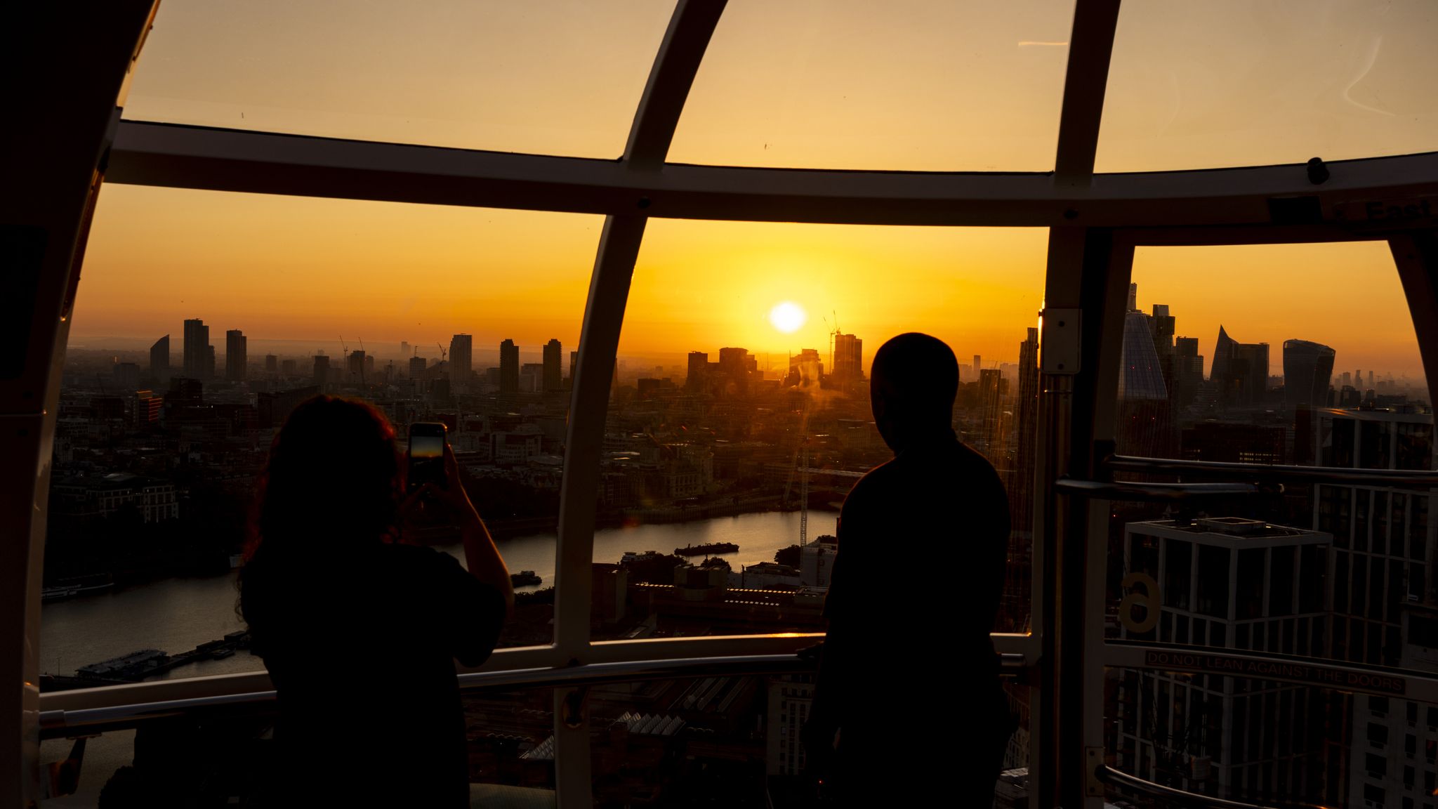 Thousands watch summer solstice sunrise at Stonehenge - on the hottest ...