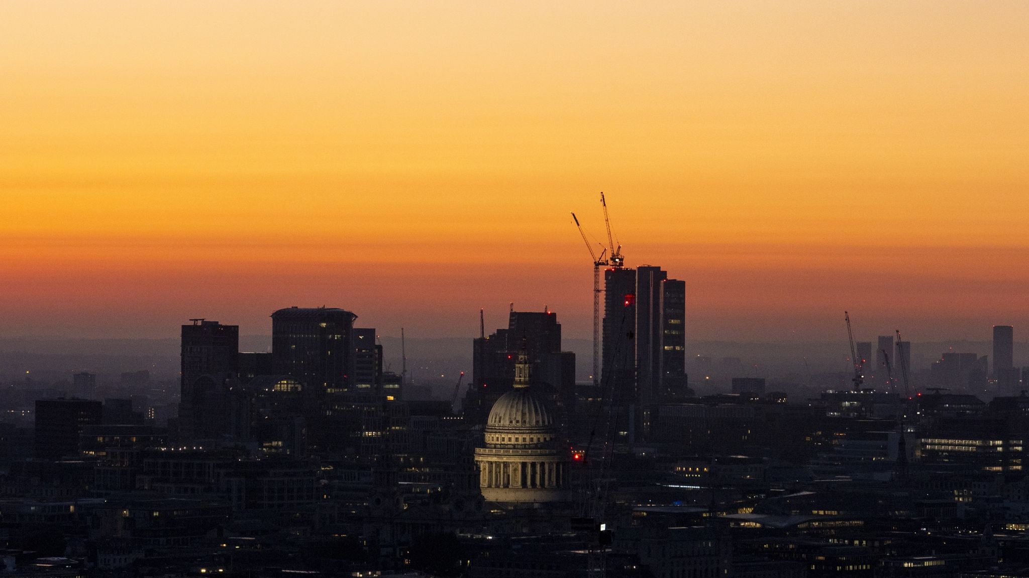 Thousands watch summer solstice sunrise at Stonehenge - on the hottest ...