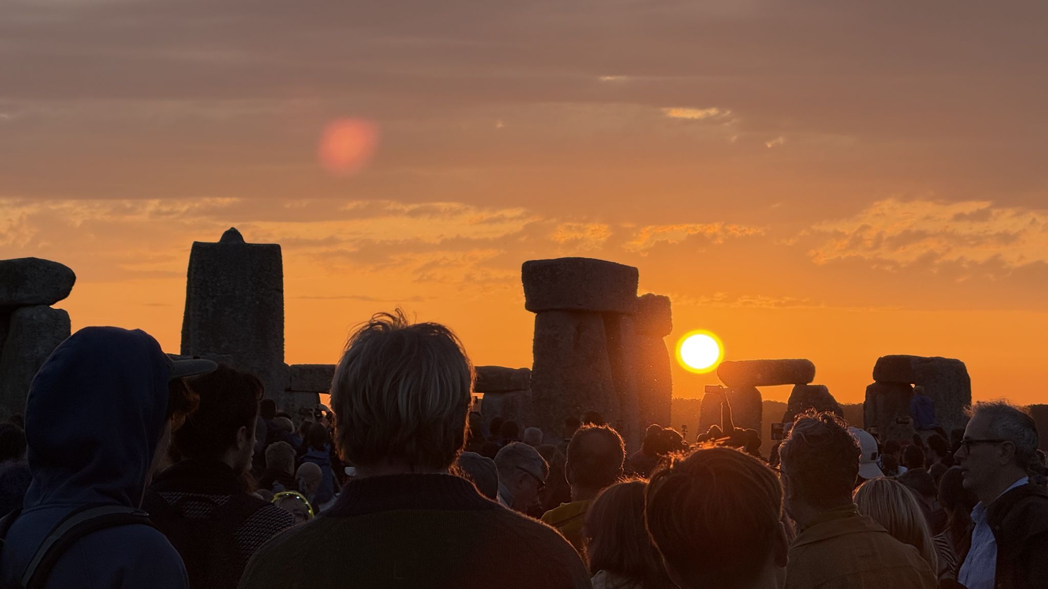 Thousands watch summer solstice sunrise at Stonehenge - on the hottest ...