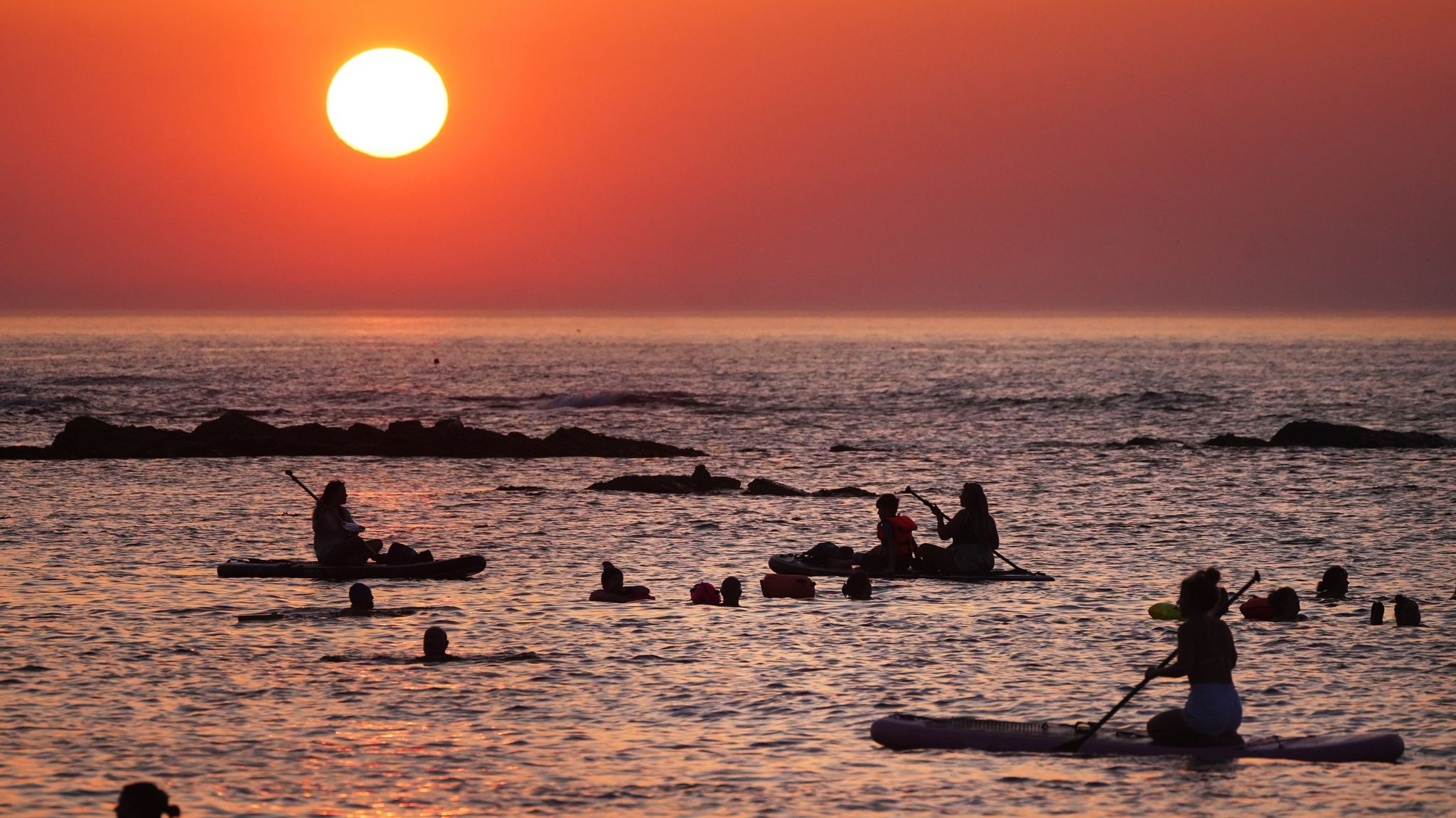 Thousands watch summer solstice sunrise at Stonehenge - on the hottest ...