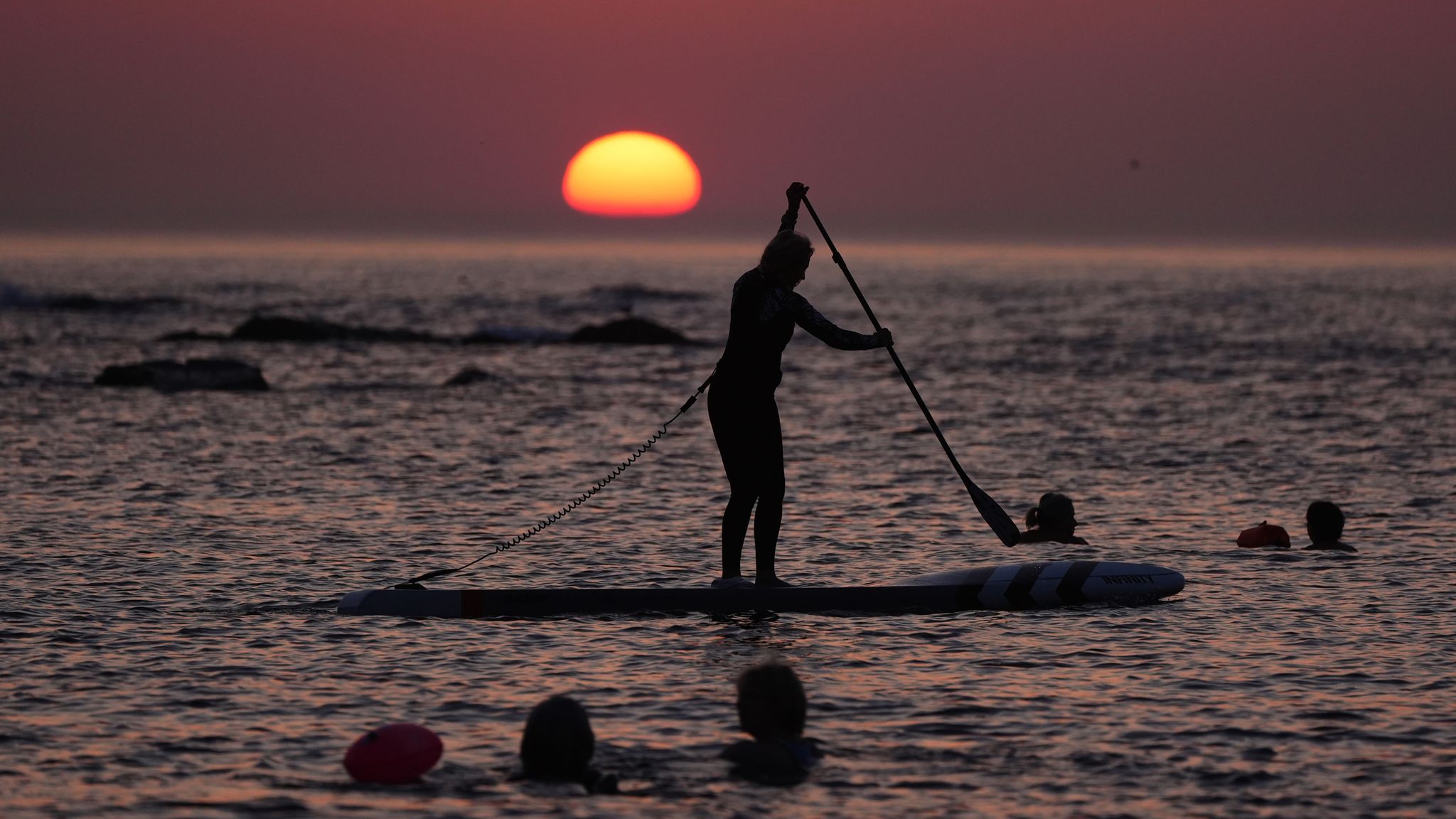 Thousands watch summer solstice sunrise at Stonehenge - on the hottest ...