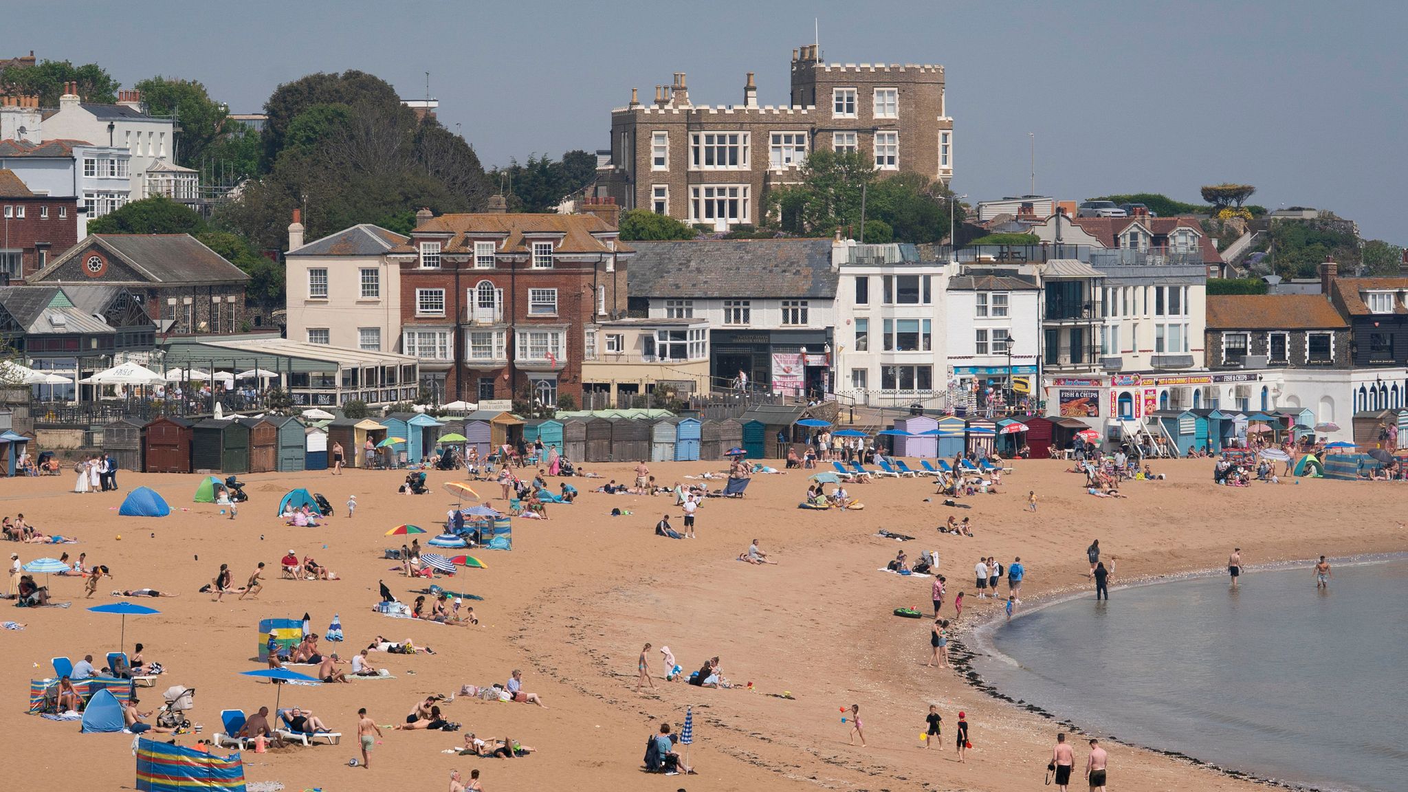 UK set for hotter than usual summer and heatwaves, Met Office predicts ...