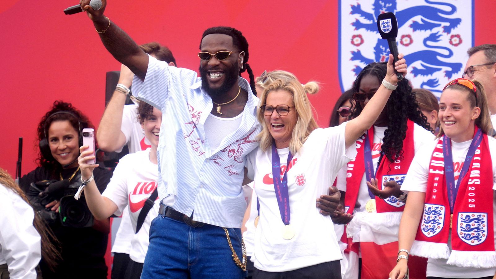 England lift trophy in front of Buckingham Palace after Euros win ...