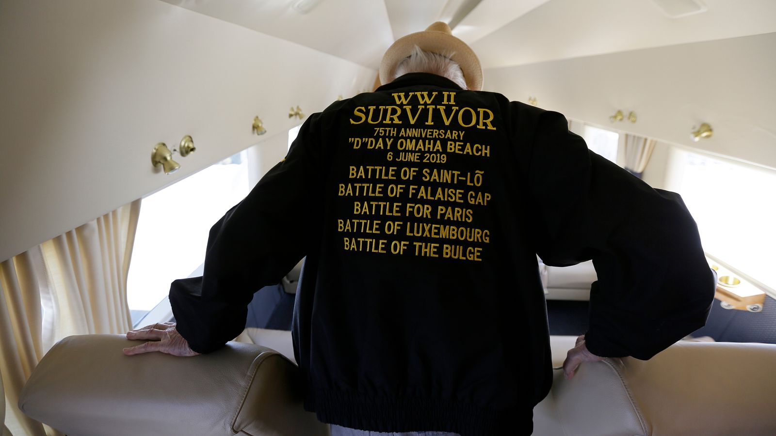 D-Day veteran "Papa Jake" Larson who became TikTok star dies aged 102 ...