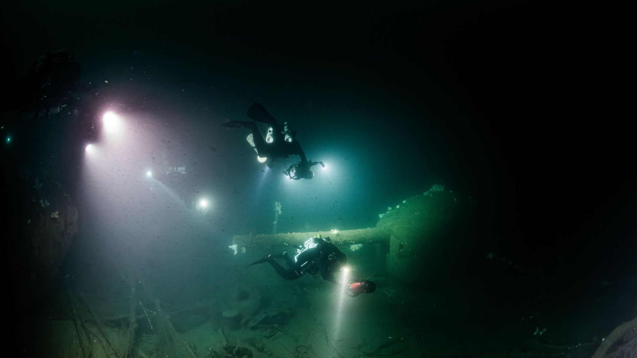 Divers discover Royal Navy warship HMS Nottingham 110 years after it ...