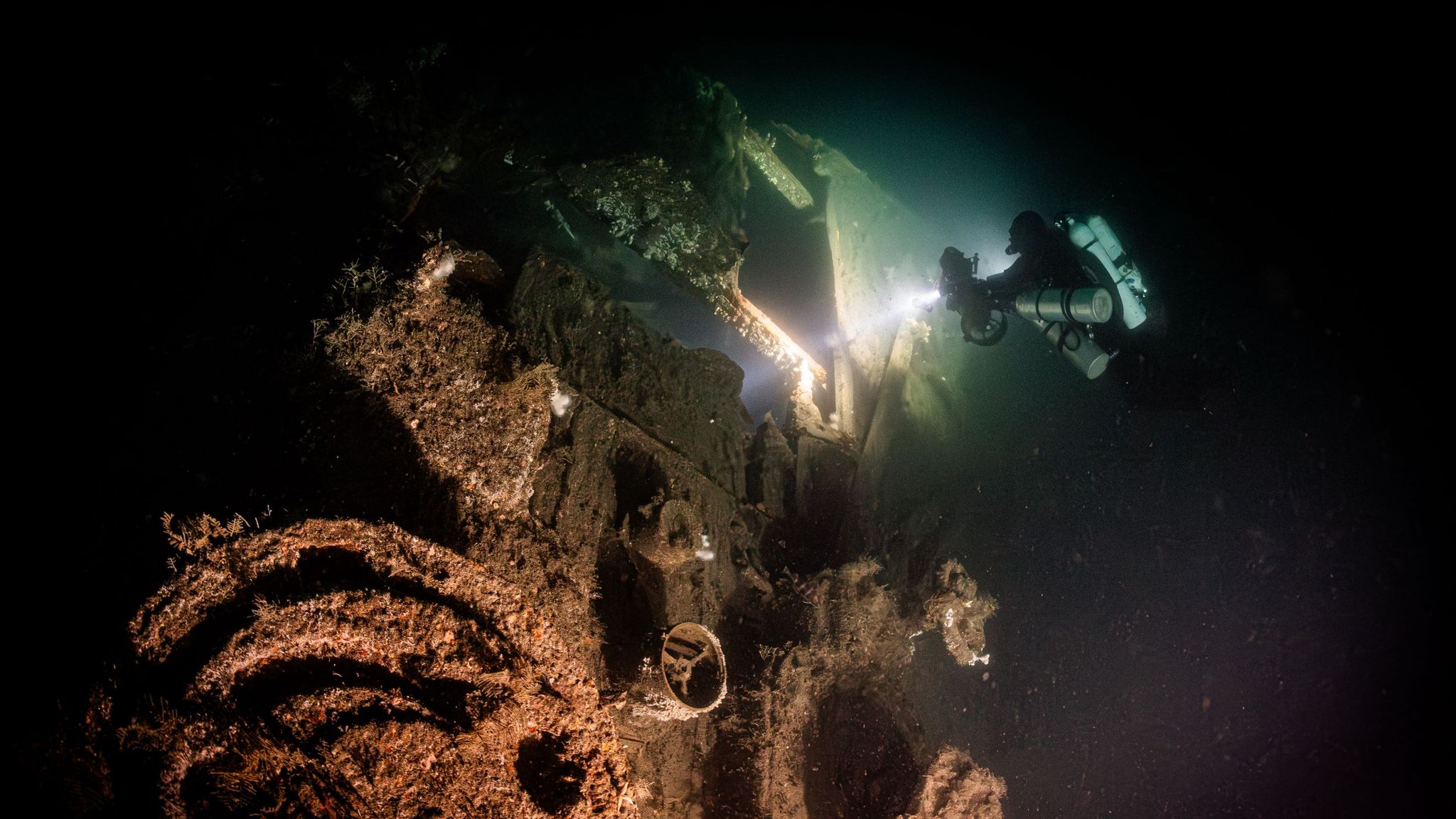 Divers discover Royal Navy warship HMS Nottingham 110 years after it ...