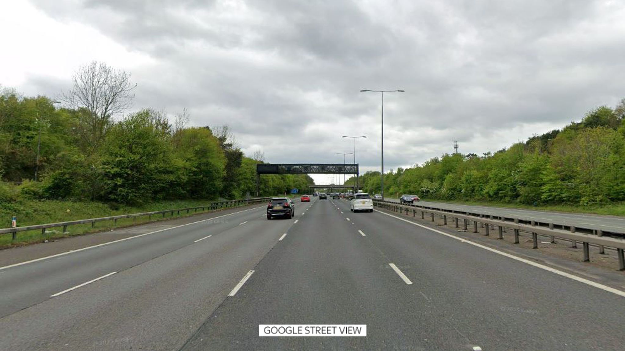Police hunt four people who fled from Mercedes after fatal M40 crash ...
