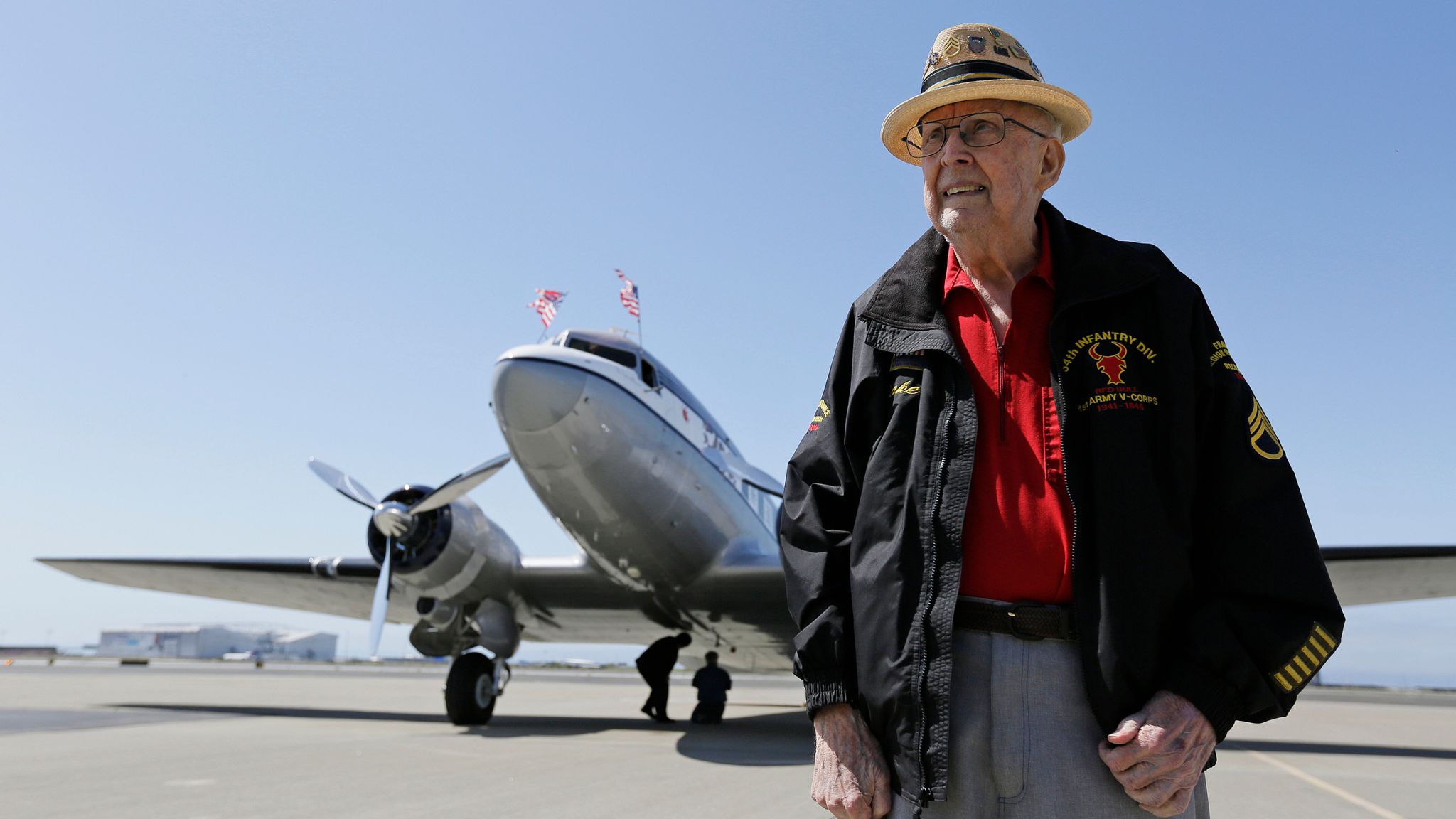 D-Day veteran "Papa Jake" Larson who became TikTok star dies aged 102 ...