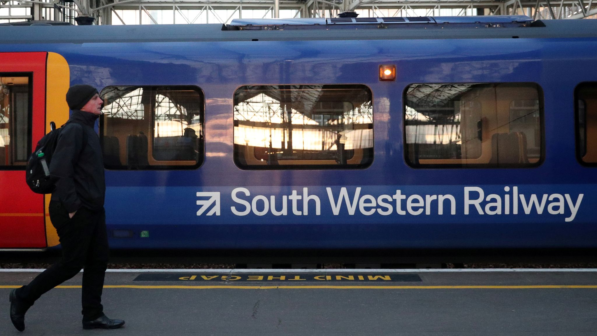 'Major disruption' as London Waterloo station hit by 'signalling ...