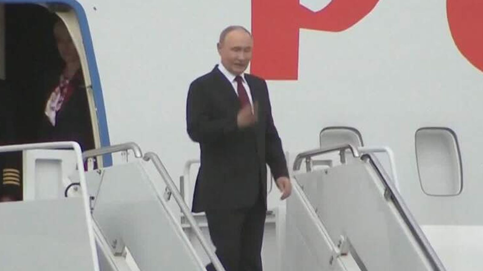 President Putin boards plane for Russia after summit with Trump ends ...