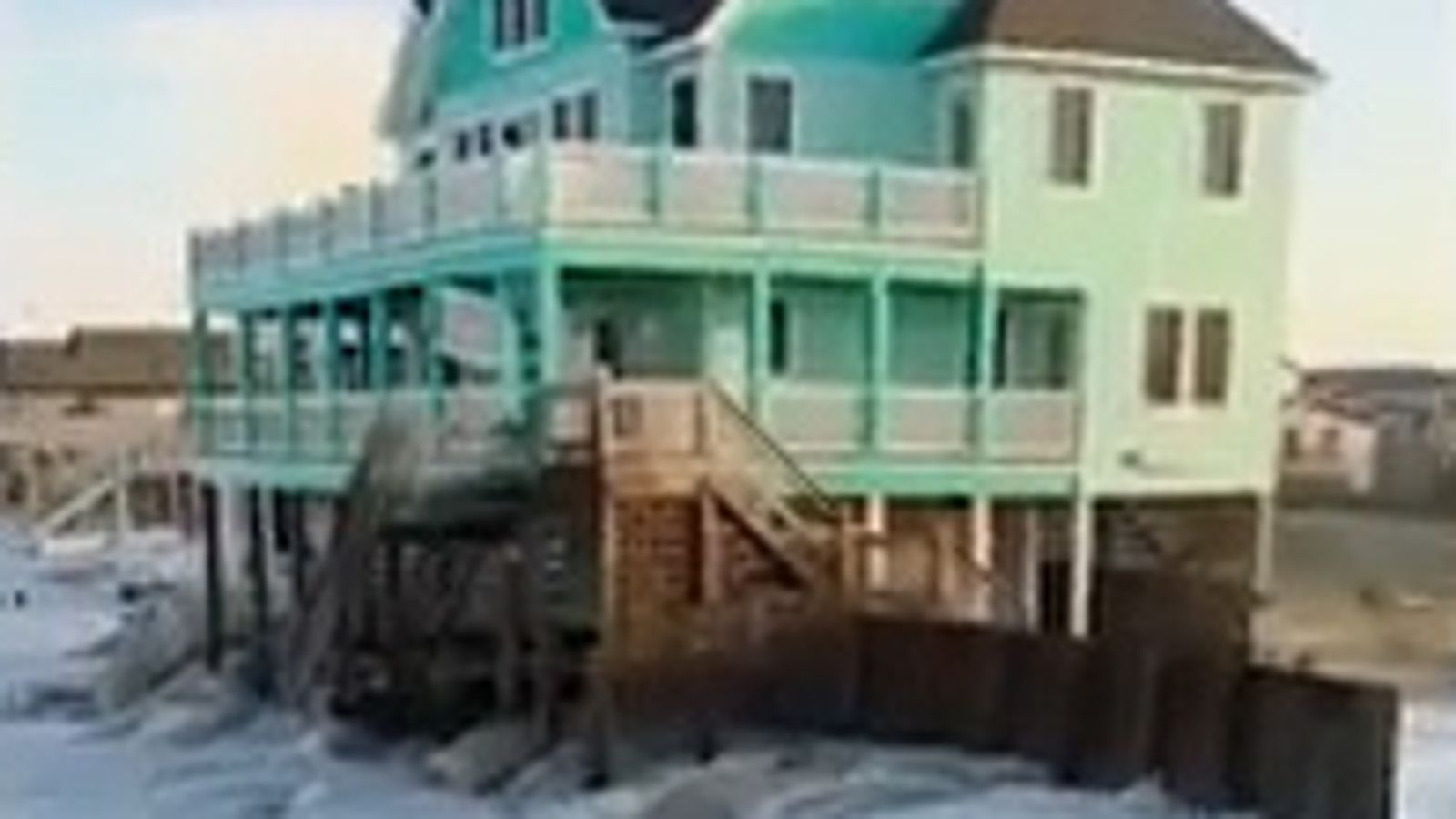Hurricane Erin floods beachside homes in North Carolina | News UK Video ...