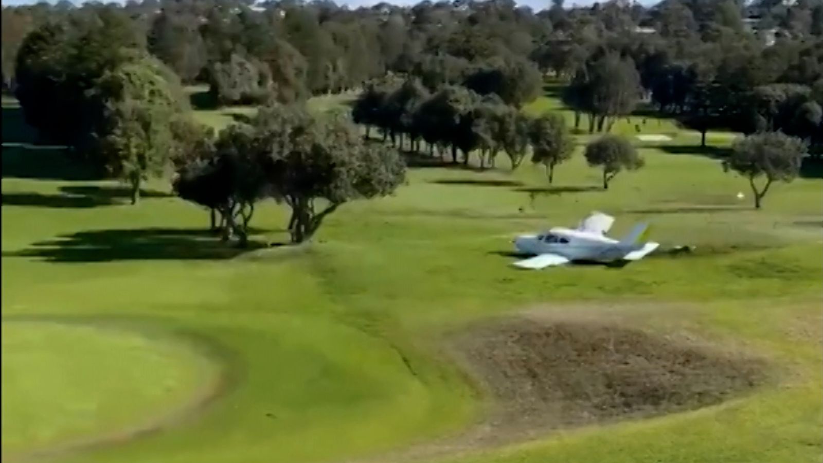 Moment small plane crash-lands onto golf course in Sydney, Australia ...