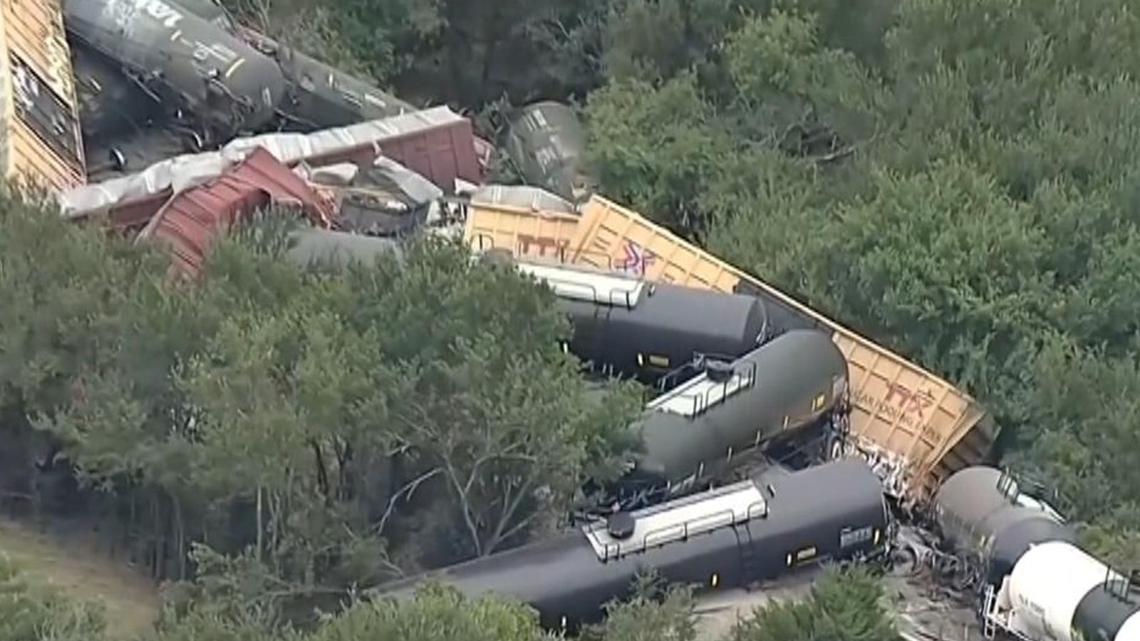 Massive freight train derailment in Texas involving around 35 carriages ...