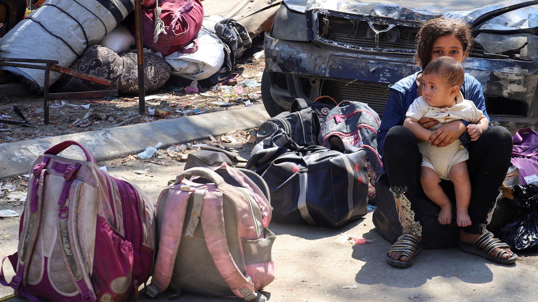 Israeli tanks 'destroy houses after pushing into Gaza City' - as Trump ...