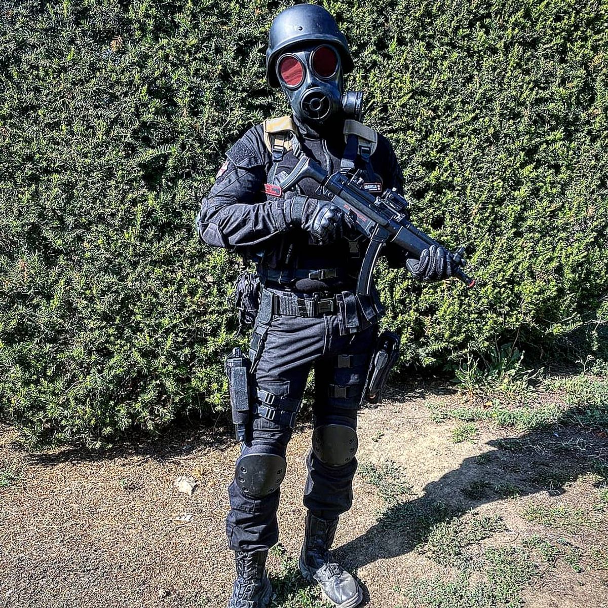 Footage shows police tackle boy in 'Resident Evil costume' after he ...