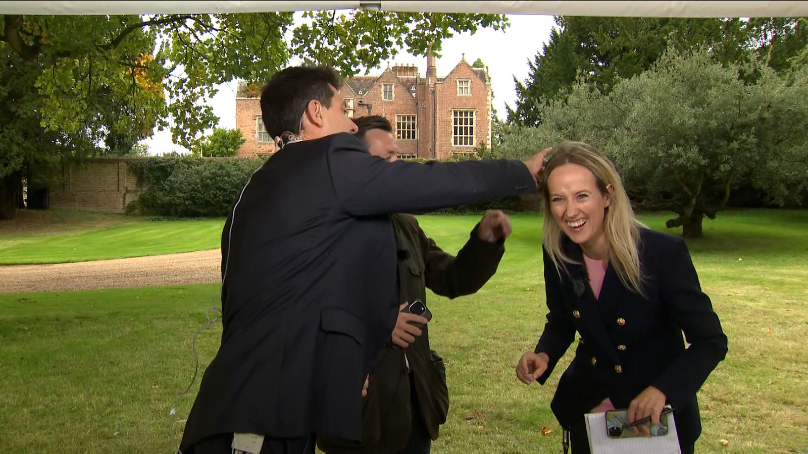 Dominic Waghorn interrupts broadcast to get bug out of Sophy Ridge's hair | News UK Video News ...