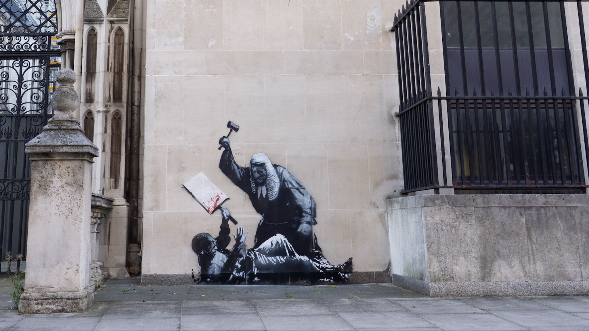 New Banksy artwork being removed from Royal Courts of Justice wall in ...