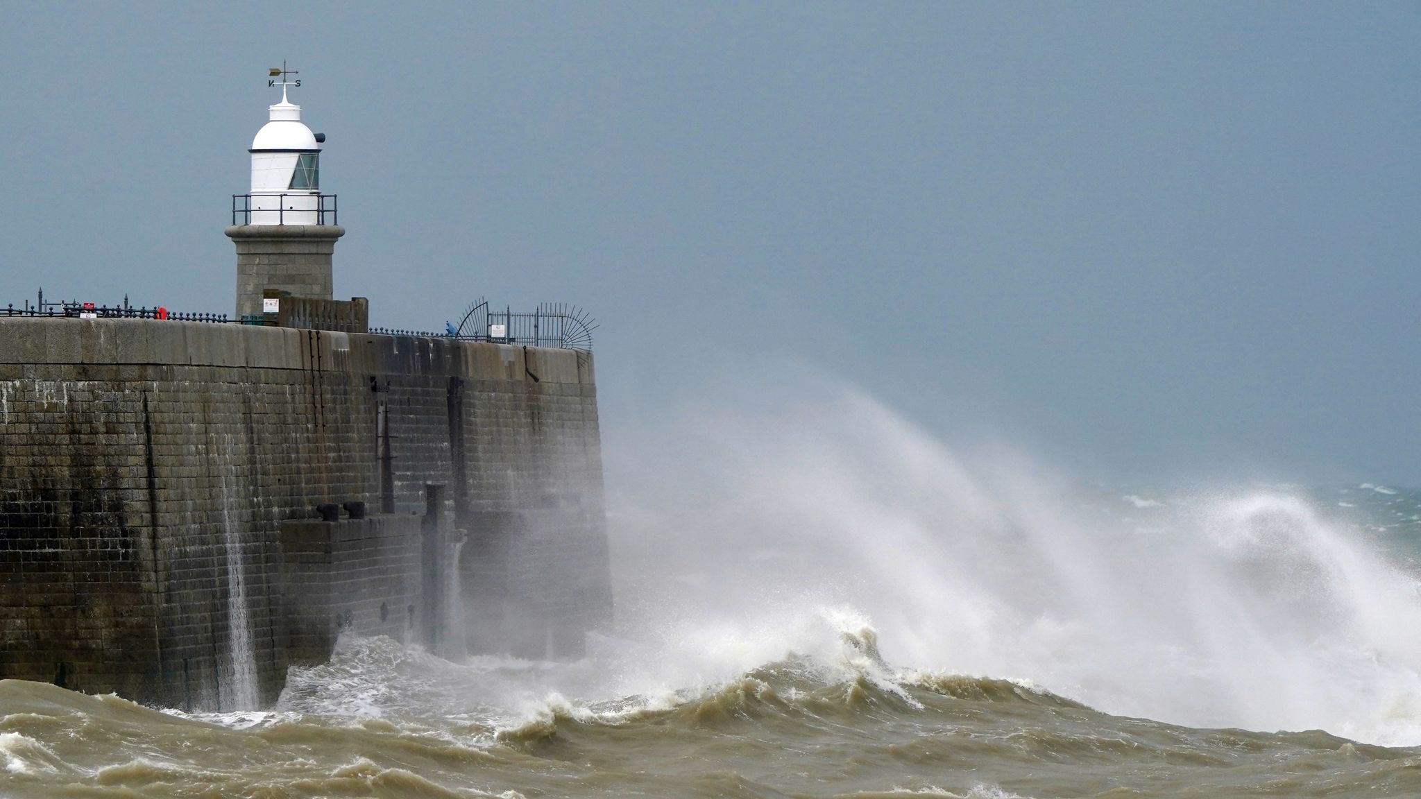 Yellow weather warning issued for winds of up to 80mph over weekend ...