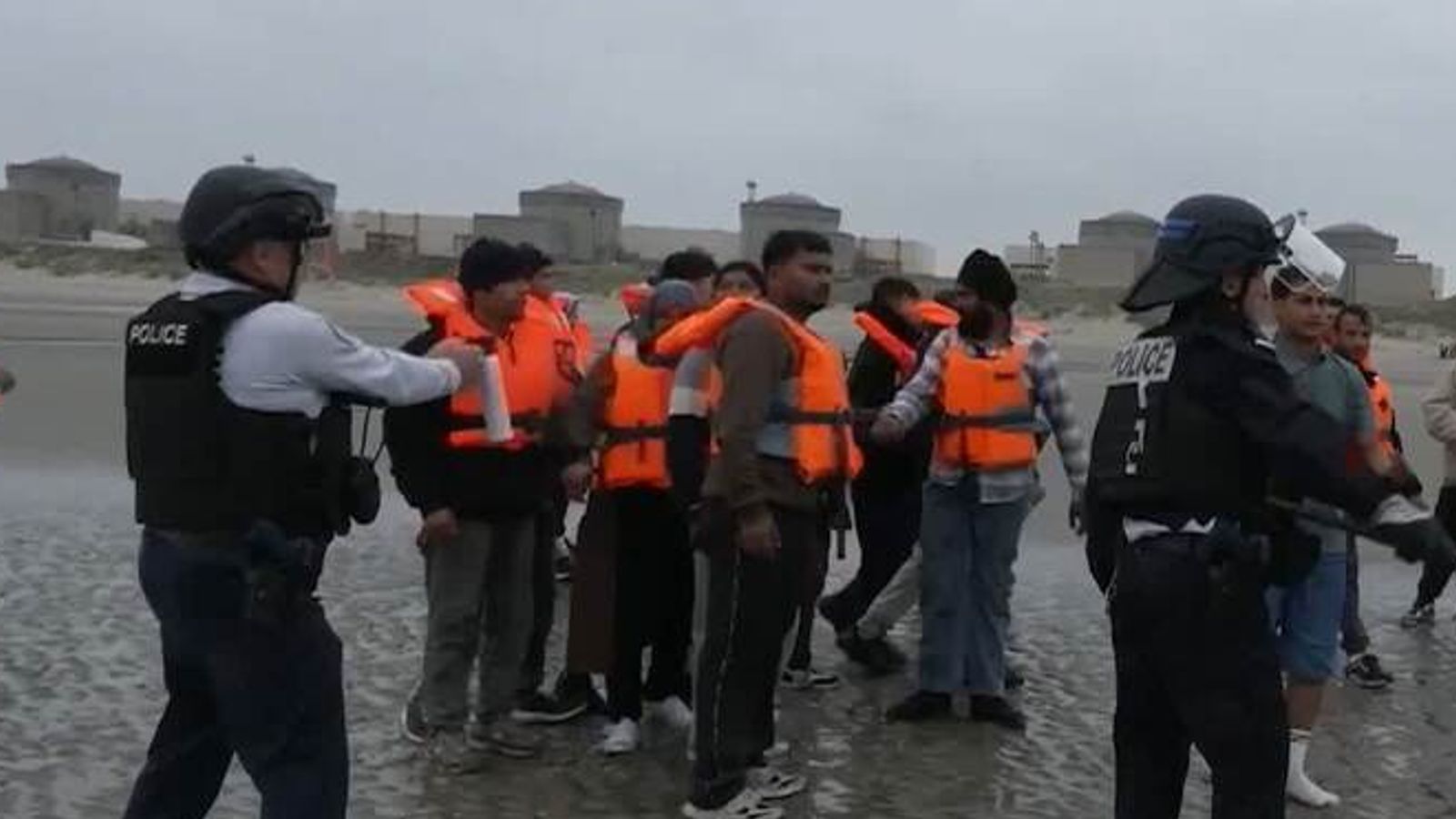 French police use pepper spray on migrants | News UK Video News | Sky News