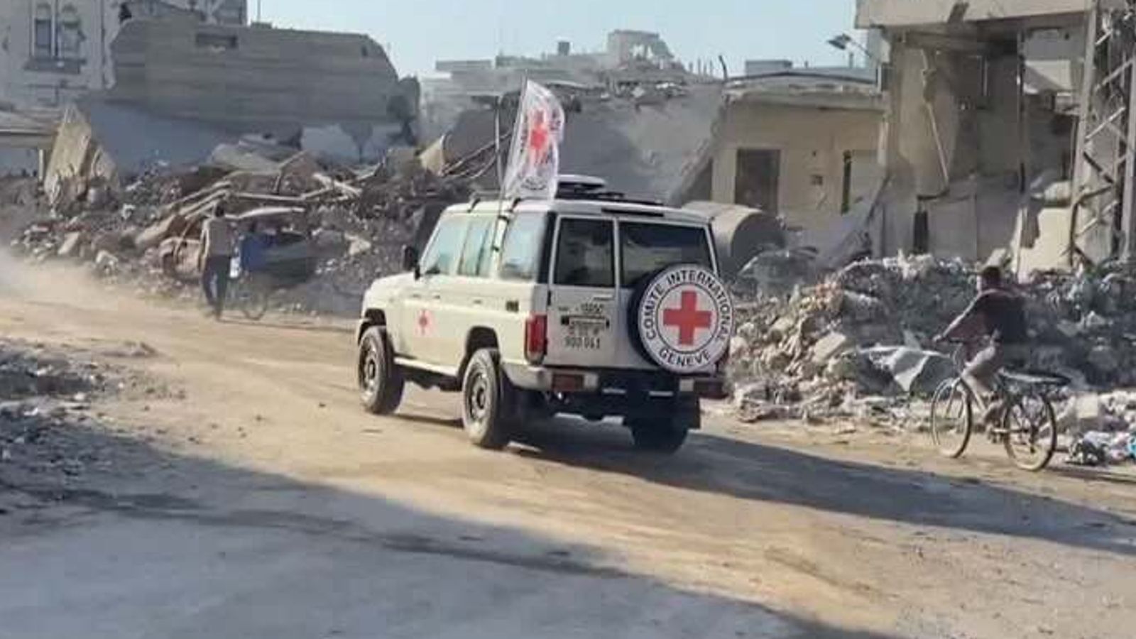 Sky News captures images of cars moving Israeli hostages out of Gaza ...
