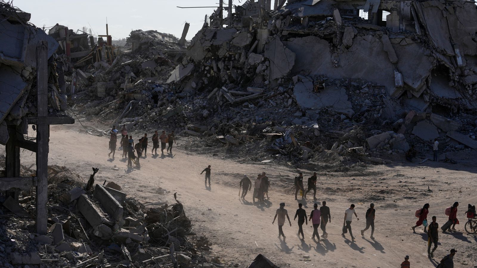 Tens of thousands of Palestinians return to northern Gaza as Trump says ...