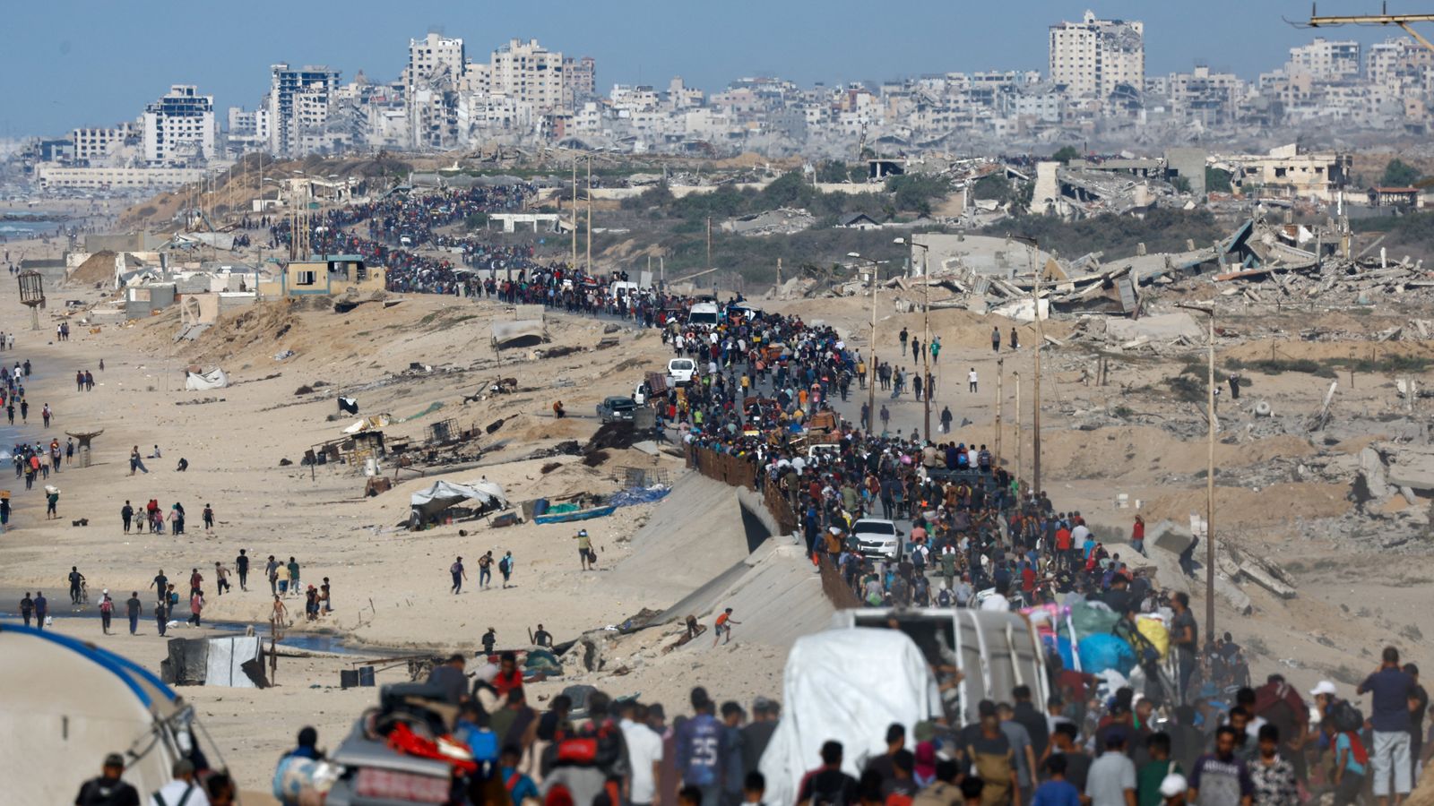 Tens of thousands of Palestinians head back north - as Israel pulls troops back | News UK Video ...