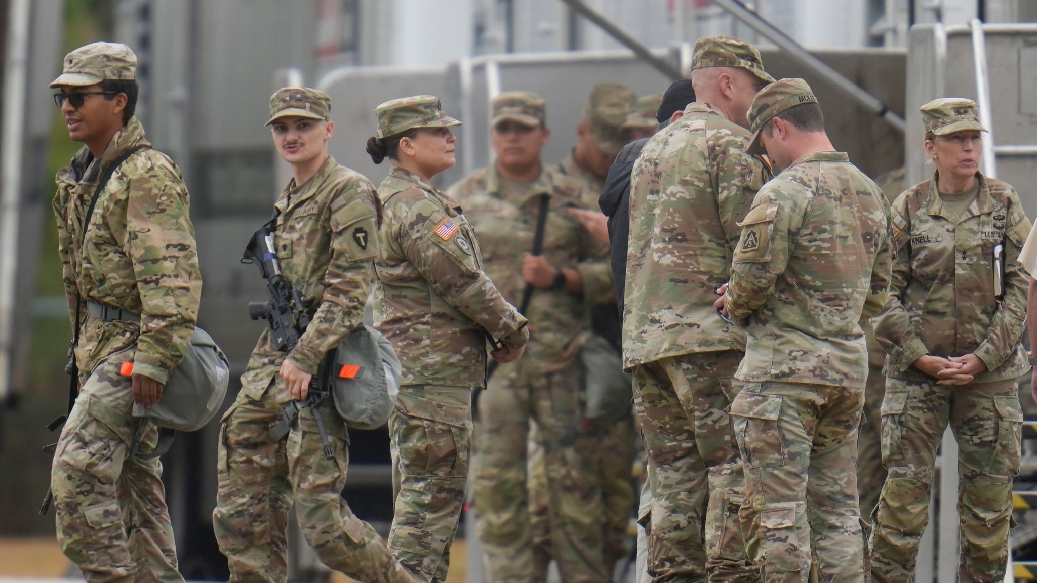 Hundreds of Texan National Guard troops arrive at army base near Chicago | US News | Sky News