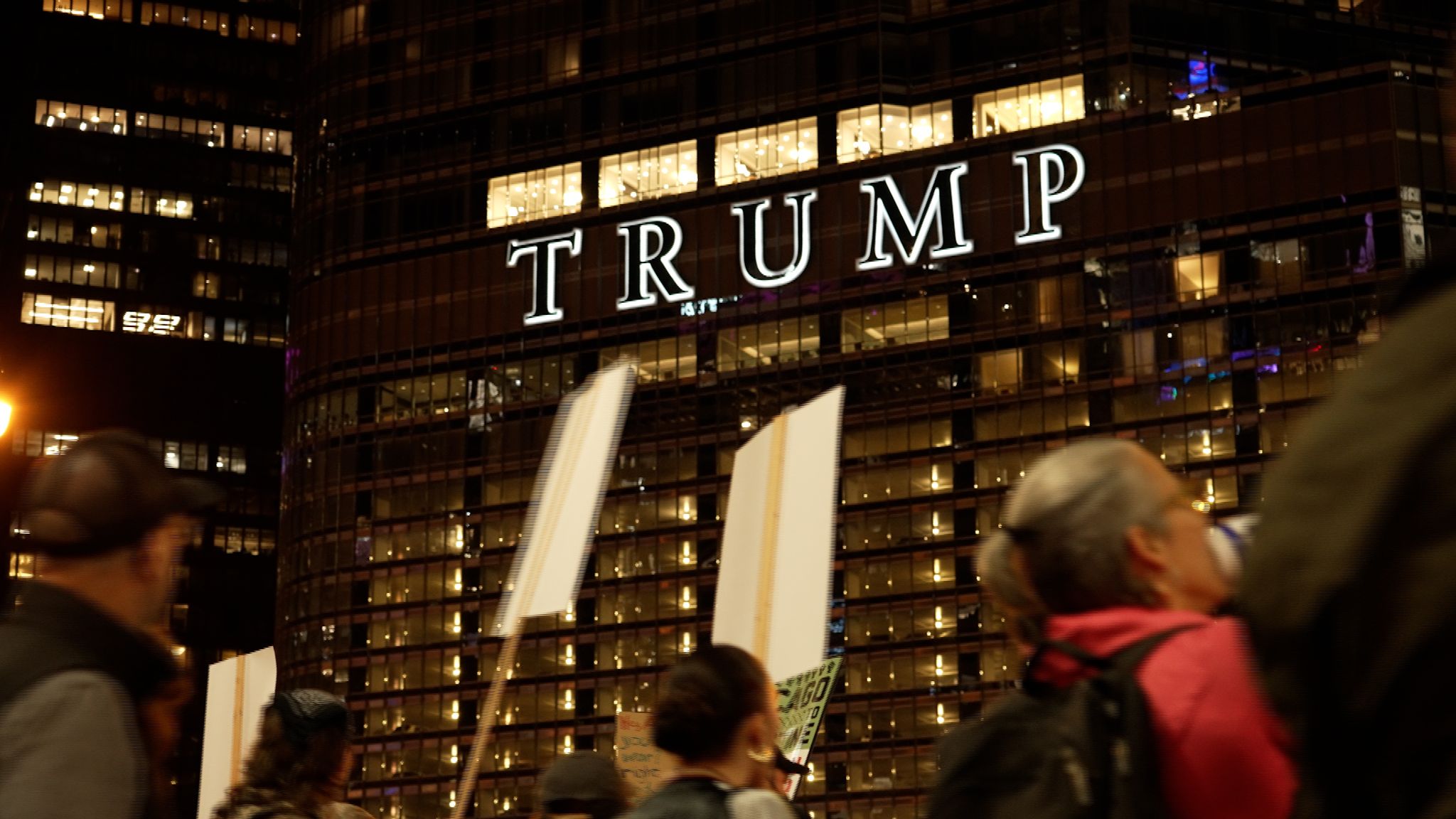 The pulse of a city on edge - hundreds protest Trump's plan to deploy ...