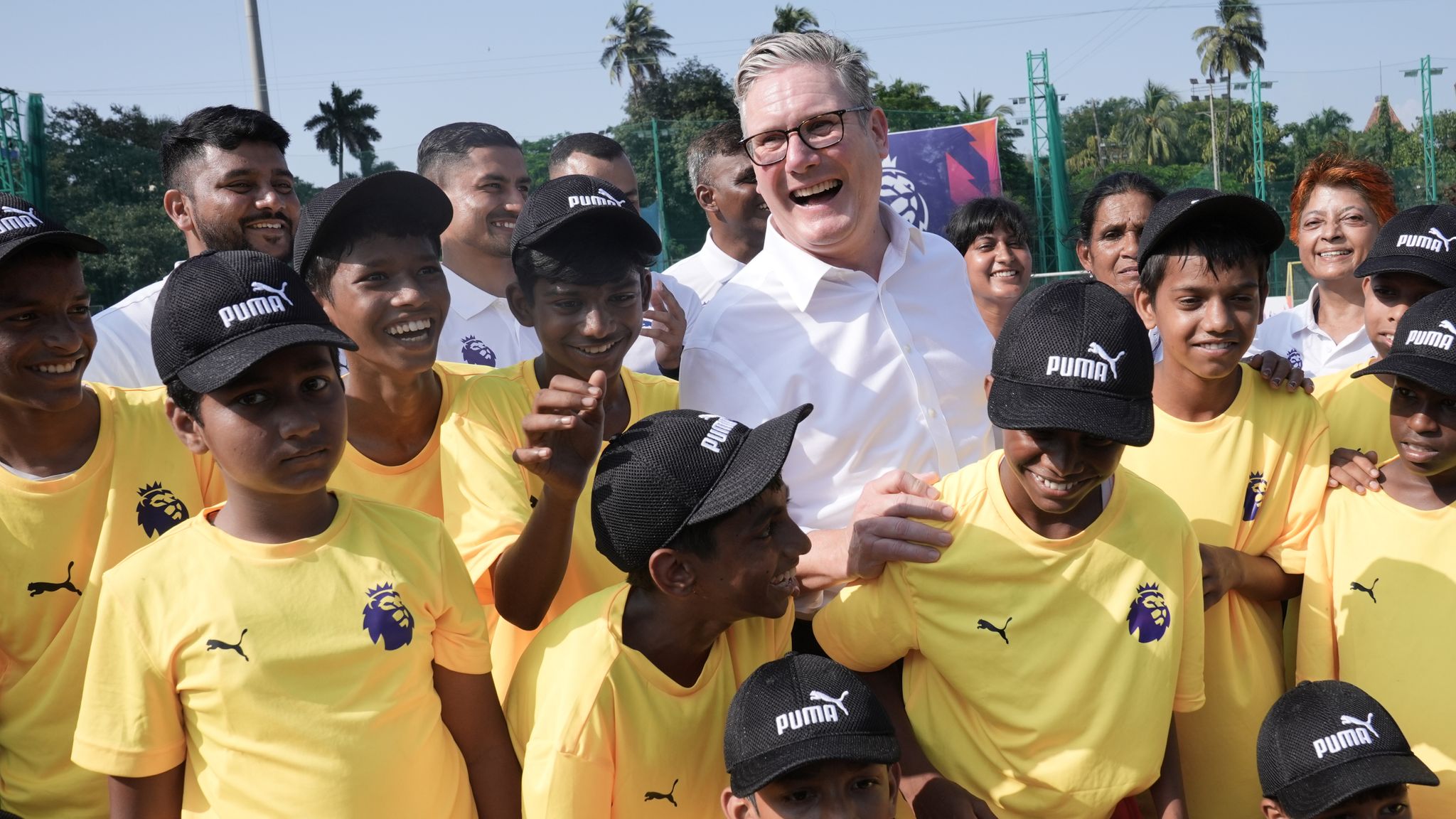 Starmer gets carnival welcome in India - but UK business leaders paint ...