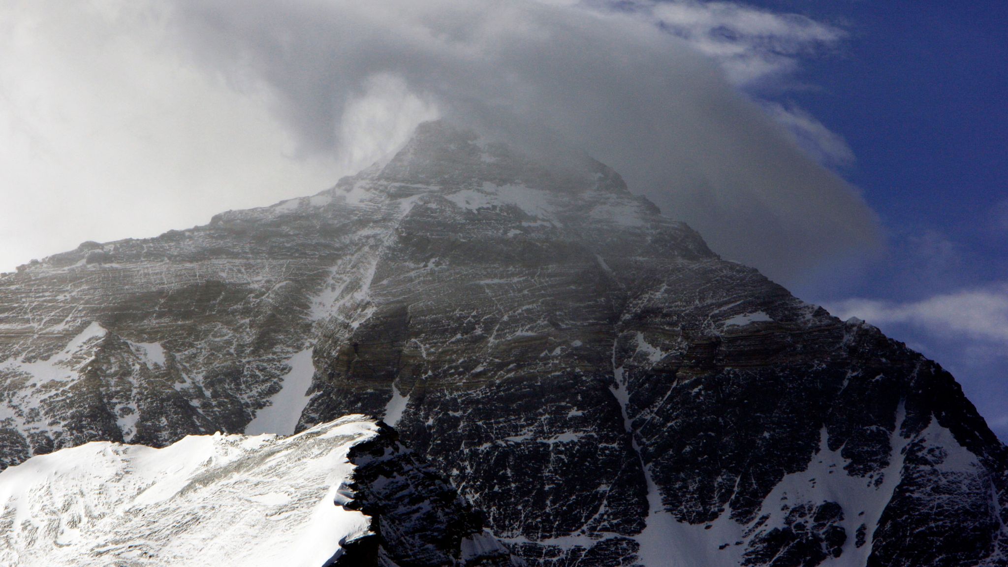 Race to rescue hundreds stranded on Mount Everest | World News | Sky News