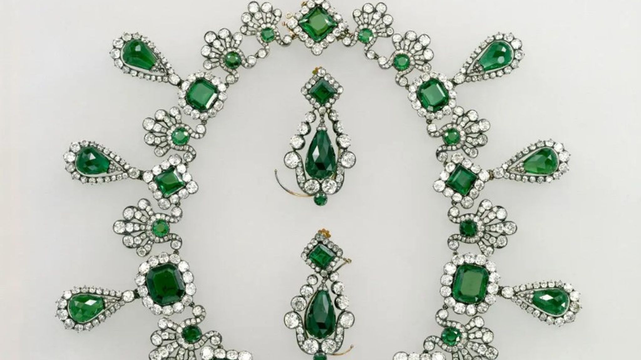 Five new arrests in Louvre heist investigation - with one suspect ...