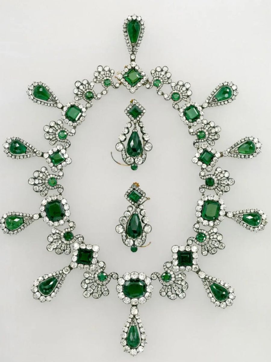 'Race against time' as police try to recover 'priceless' jewels stolen ...