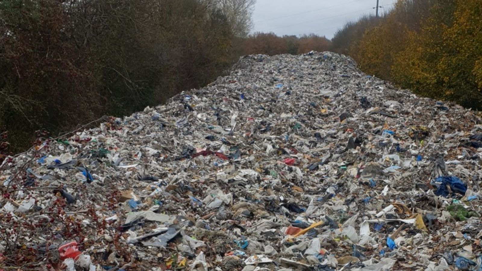 Oxfordshire waste mountain by River Cherwell declared critical incident ...