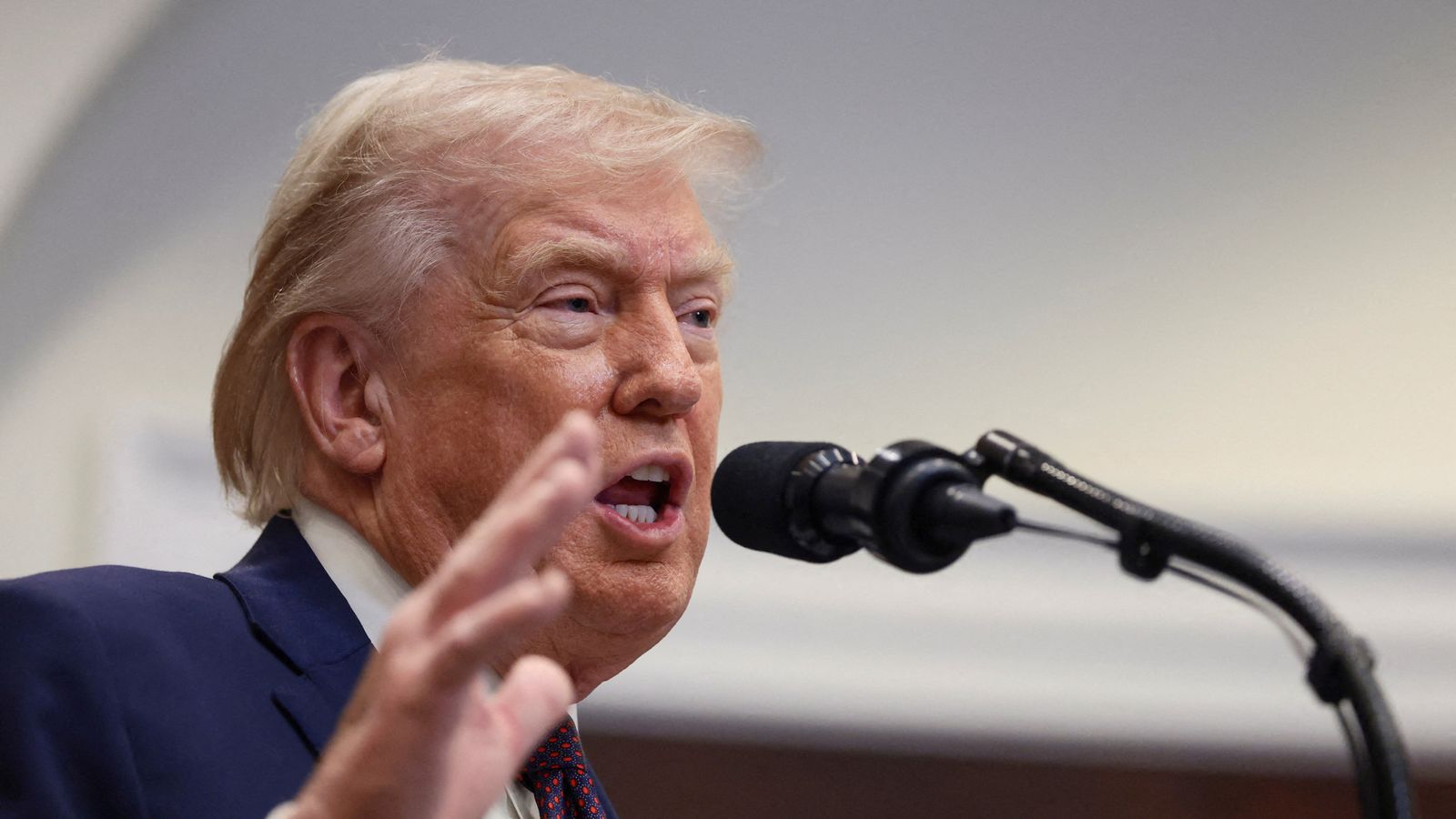 Donald Trump says he ‘hated to see’ photos of former President Bill ...